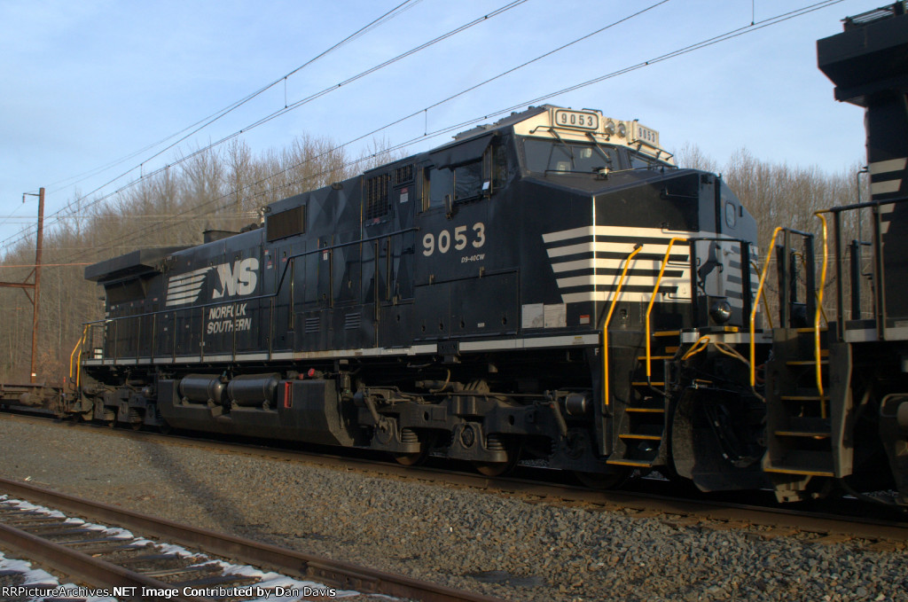 NS C44-9W 9053 trails on B100-01